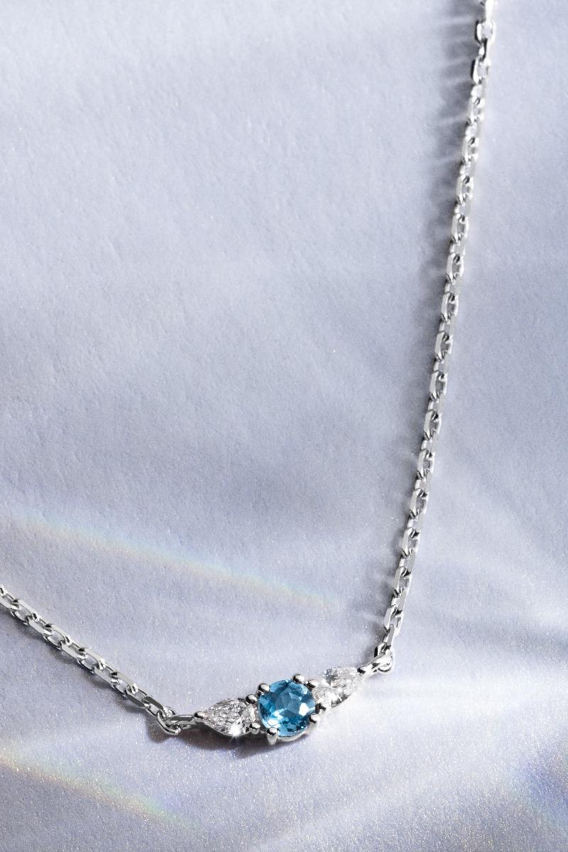 Redline necklace in white gold with a round topaz and two pear-shaped ...